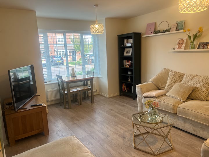 One Bed Apartment-10mins Walk To Dorridge Station - Solihull