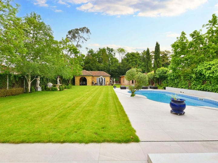 Emerson Park Villa, Heated Pool, Hot Tub, Cinema - Romford
