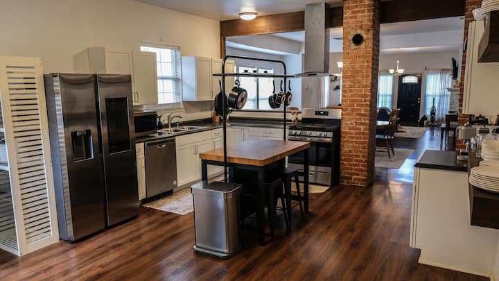 Blissful Charm 3-bedroom House In Charming Dt Waco - Cameron Park Zoo, Waco