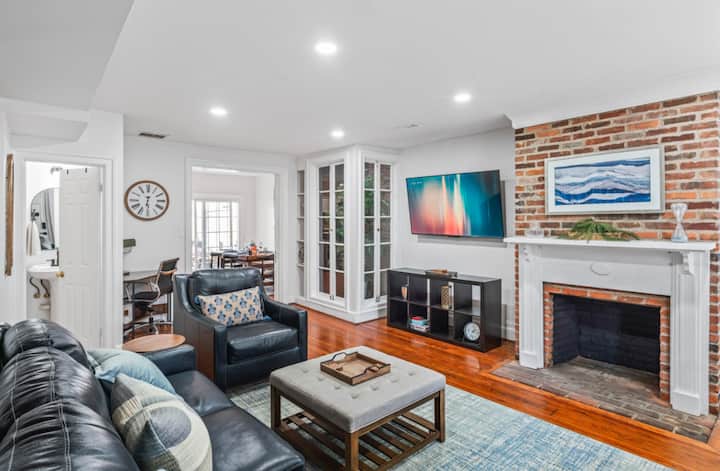 Old Town Gem W/2 Parking Spots & Fenced In Patio. - Washington, DC