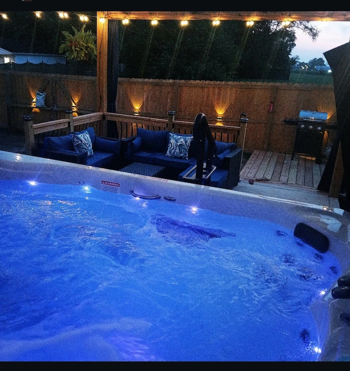 Howdy And Aloha 
Backyard Oasis - インディアナポリス, IN