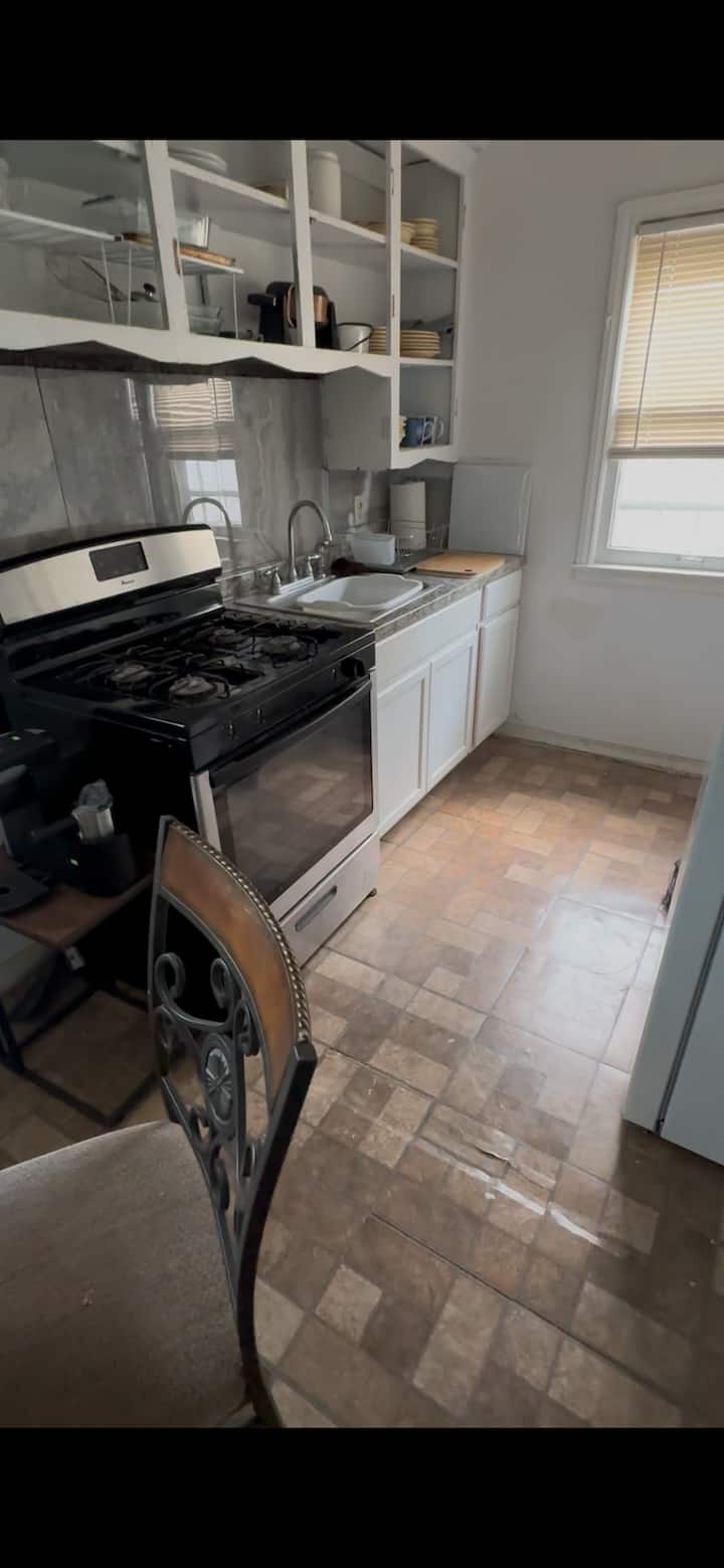 Lil House Off The Freeway - Warren, MI