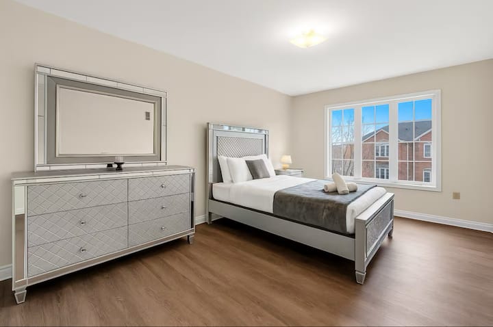 Comfortable Brampton Getaway – 3br, 3ba, 4 Beds - Brampton