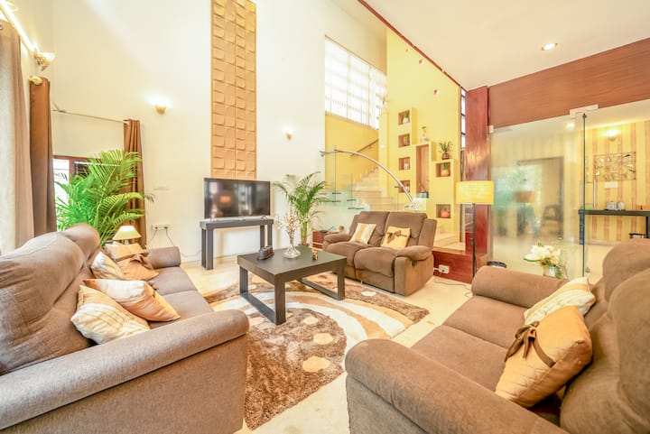 Billionaire's Glasshouse 5-br Spacez Luxury Villa - 