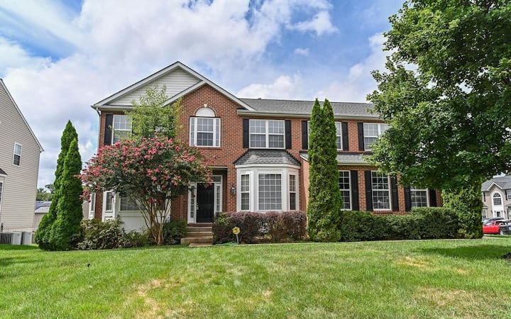 Private Room In A Serene & Stately Stafford Home - Stafford, VA