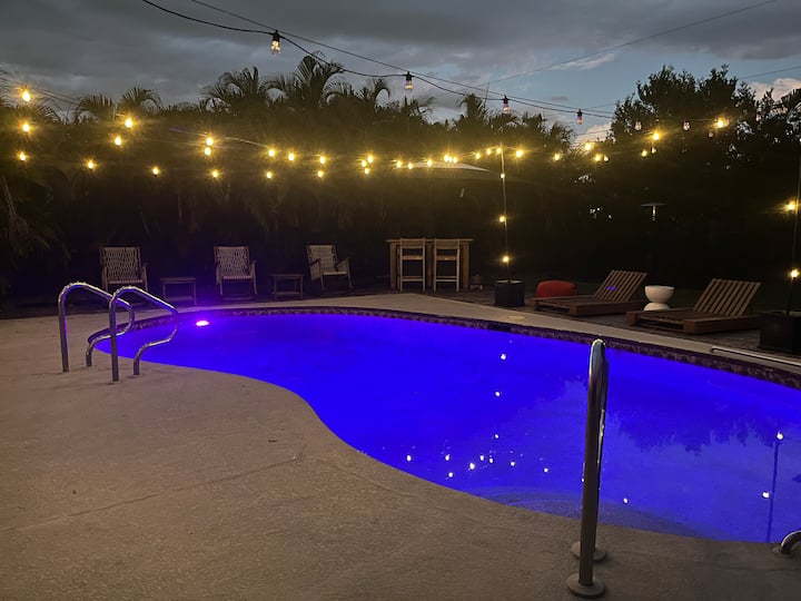 Upscale 4br Retreat | Poolside Living & Fireplace - Clearwater, FL