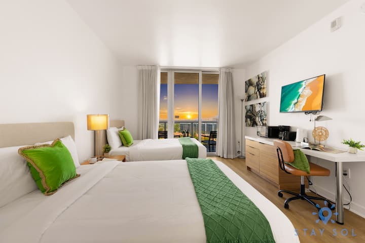 Coastal Retreat – Modern Studio W/ Harbour Views - Hallandale Beach, FL