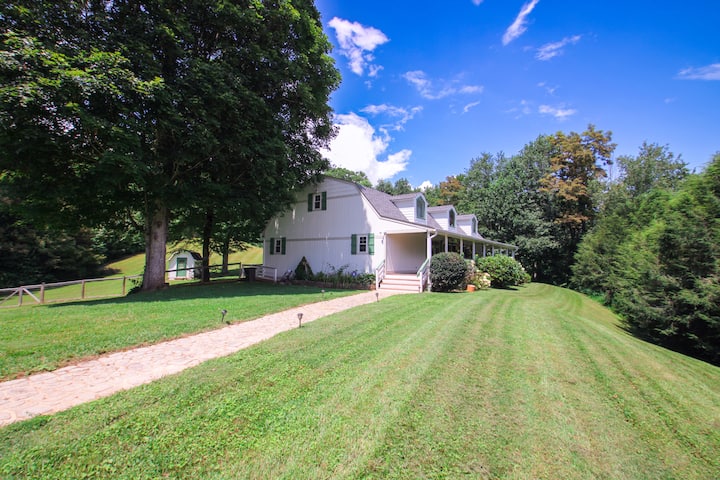 Sleeps 14 | Barn Home | Huge Fenced Yard For Dogs! - Boone, NC