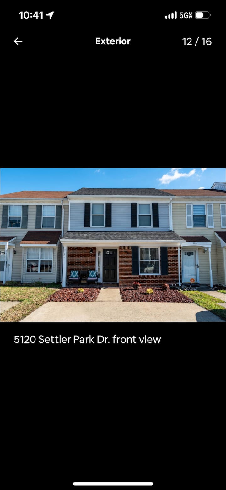 Centrally Located 2 Bedroom Tnhm - Virginia Beach, VA