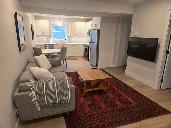 Suite In Oak Bay Village - Saanich