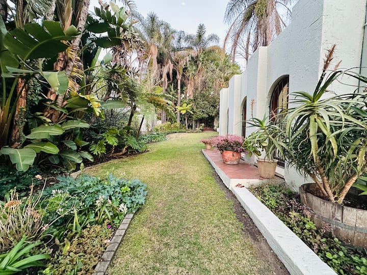 Craighall Spacious 3 Bed | Gorgeous Gardens | Pool - Johannesburg