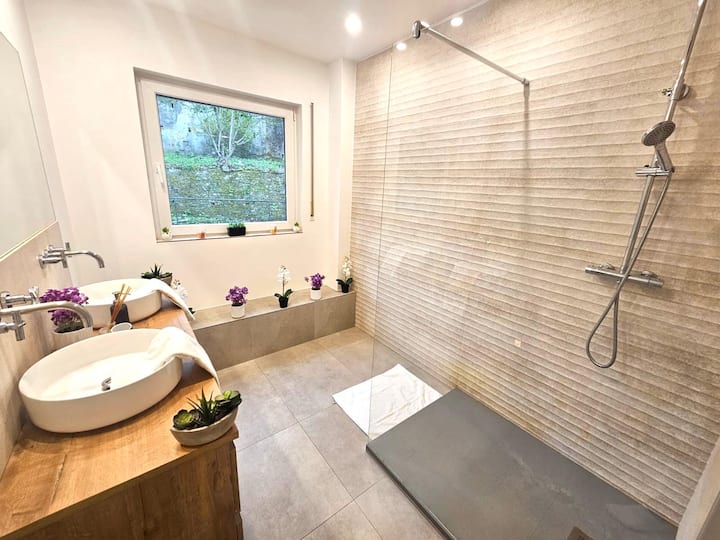 Upscale 2br Flat With Parking - Luxembourg City