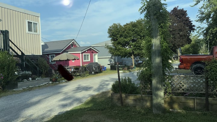 The Pink Cottage - Kawartha Lakes