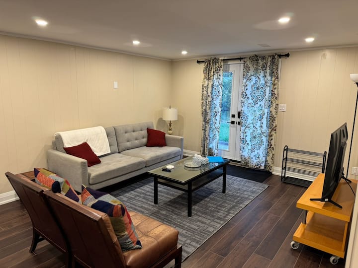 Bright & Cozy Bankfield Stay - Toronto