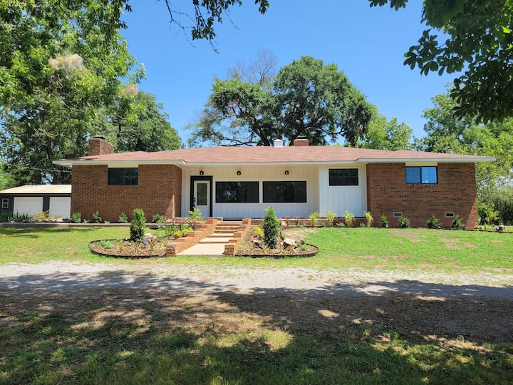 Beautiful Mid-century Ranch - Tahlequah, OK