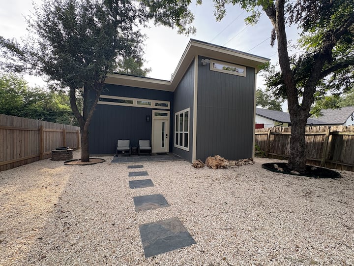 Private Guest House Modern W/loft • 1bd/1ba - Austin, TX