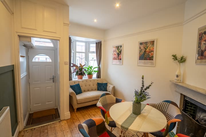 The Narrow House - 2 Bed House & Parking! - Chester