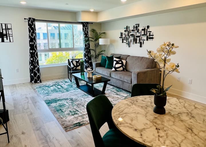 Nestle City Suite W/ Balcony, Parking, & Laundry - Santa Monica, CA