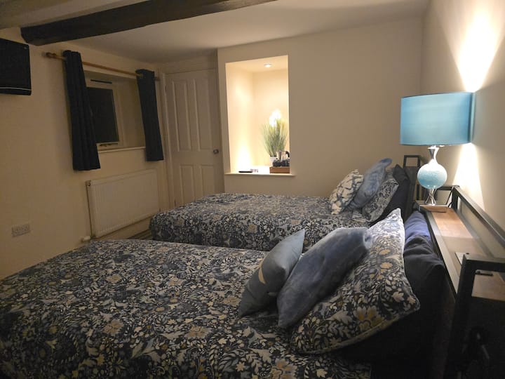 Twin Room One – The Unicorn Hotel - Llanidloes