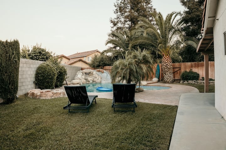 Cozy Home: Pool+games+firepit - Bakersfield, CA