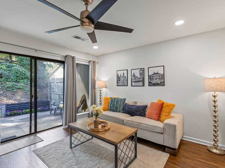 Stylish Gameday Condo In Auburn! Just Listed! - Auburn, AL