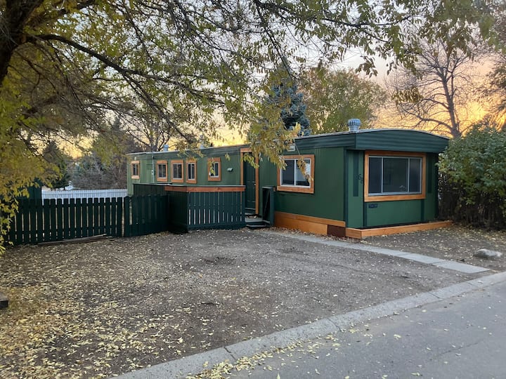 Autumn‘s Retreat Three Bedrooms
King Size Bed - Medicine Hat