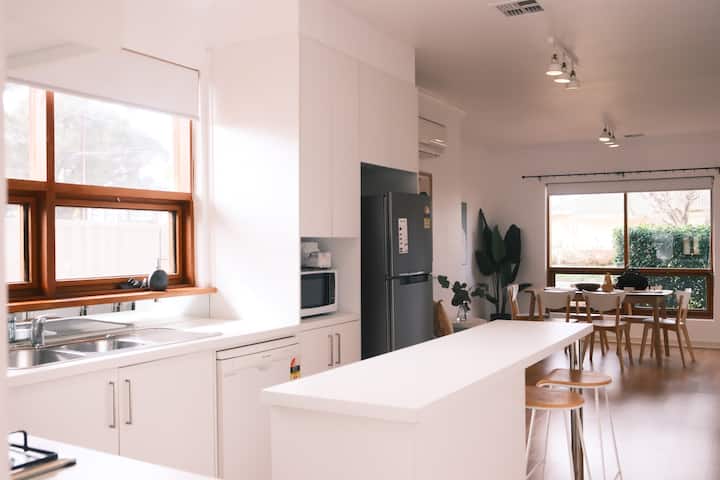 New Cozy House In Paradise - Adelaide