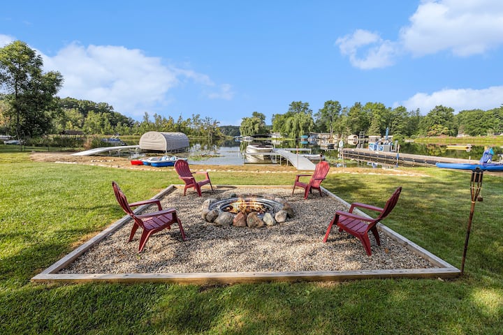 Peaceful Lakefront Retreat With Hot Tub - チェルシー, MI