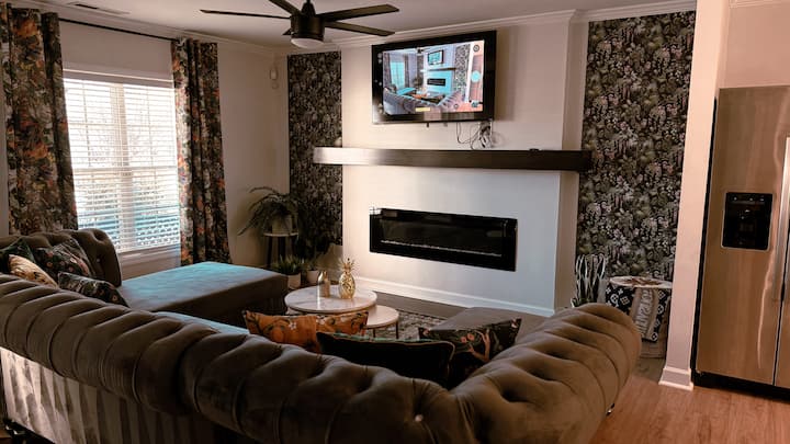 Fun, 2 Bedroom Home With Theater Room. - Fayetteville, NC