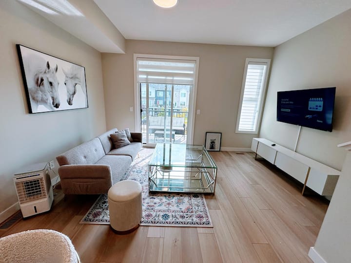 Family Townhouse + Trails & Lake Nearby - Chestermere