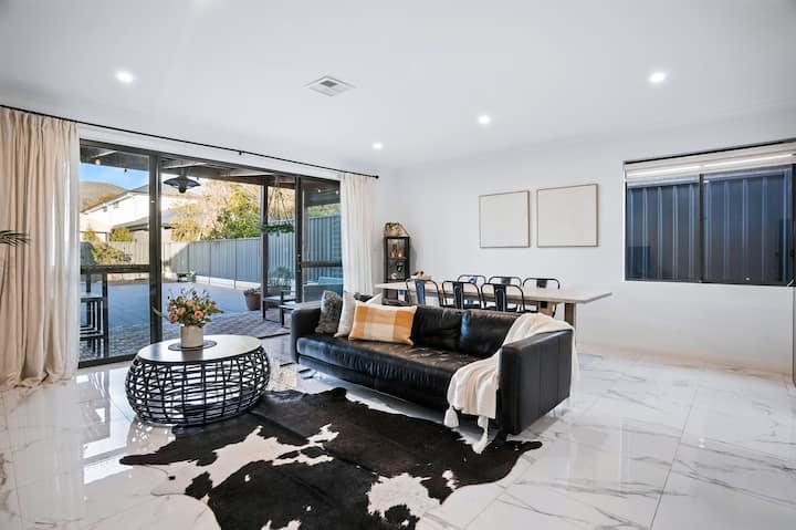 Stylish Family Home 2 Story 4b/3b Free Parking - Tea Tree Gully