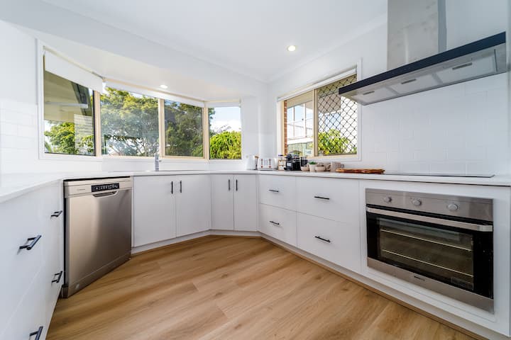 Scarness Spacious Home With Pool - Hervey Bay