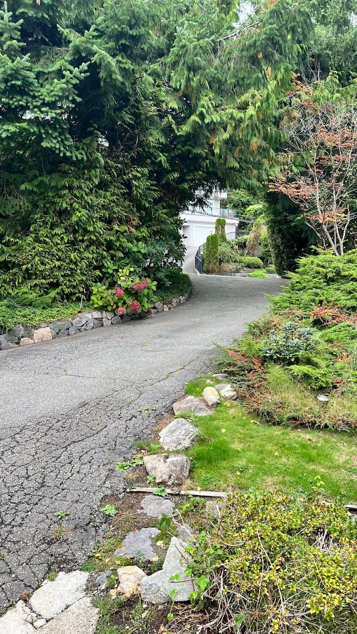 Vancouver:
Easy Access To Whistler/cypress
Skiing - West Vancouver