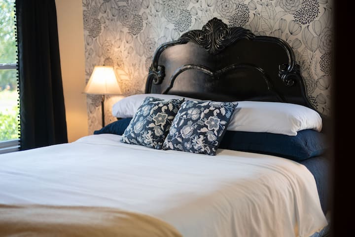 2 King Beds! Central Location-blks To Eats, Pub - Spokane, WA