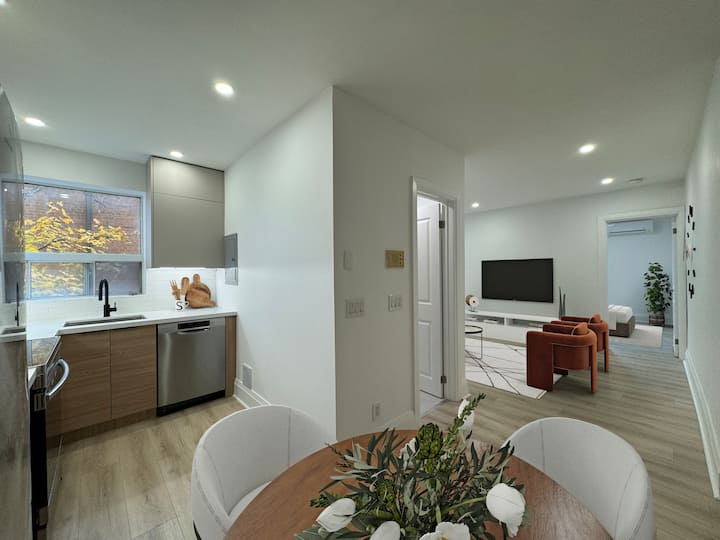 Leaside 2br W/ Parking, Laundry - Toronto