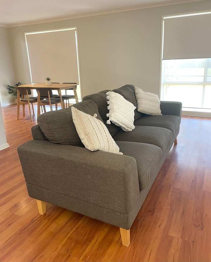 Cozy 3br Home | Walk To Deakin & Shops - Geelong