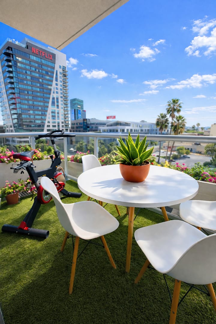 Luxury In Hollywood • 5 Stars With Ev Charging - West Hollywood, CA