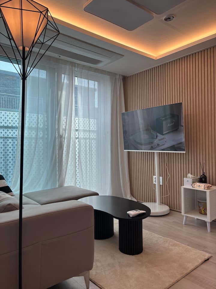 [장기숙박할인] 김포공항 10분·강남광화문 35분 | 롯데몰 | 2룸·주차·유튜브 프리미엄 - 행신역