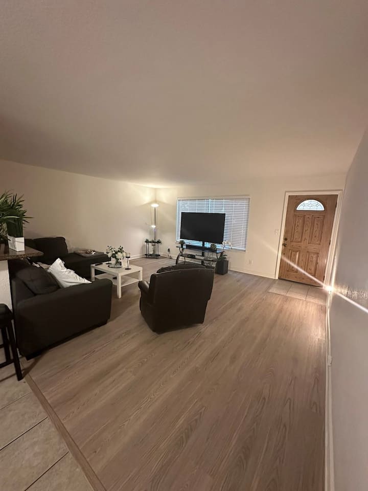 Modern 2br 2ba Gated & Garage - 엘카혼