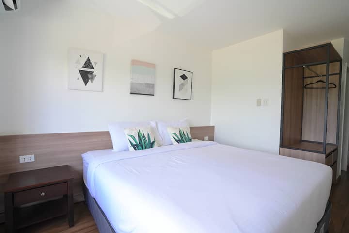 Comfy King Bed Room For 2 Pax In Manolo Fortich - Manolo Fortich