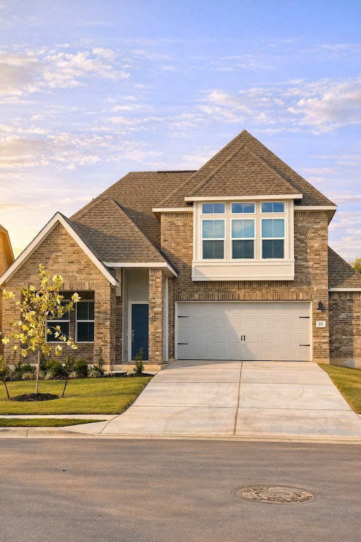 Spacious Family Home With Play Area & Office - Kyle, TX