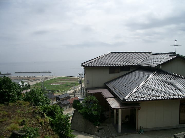 海越しパノラマ立山連峰の雪山を氷見海岸高台オーシャンビュー旅館 - 冰見市
