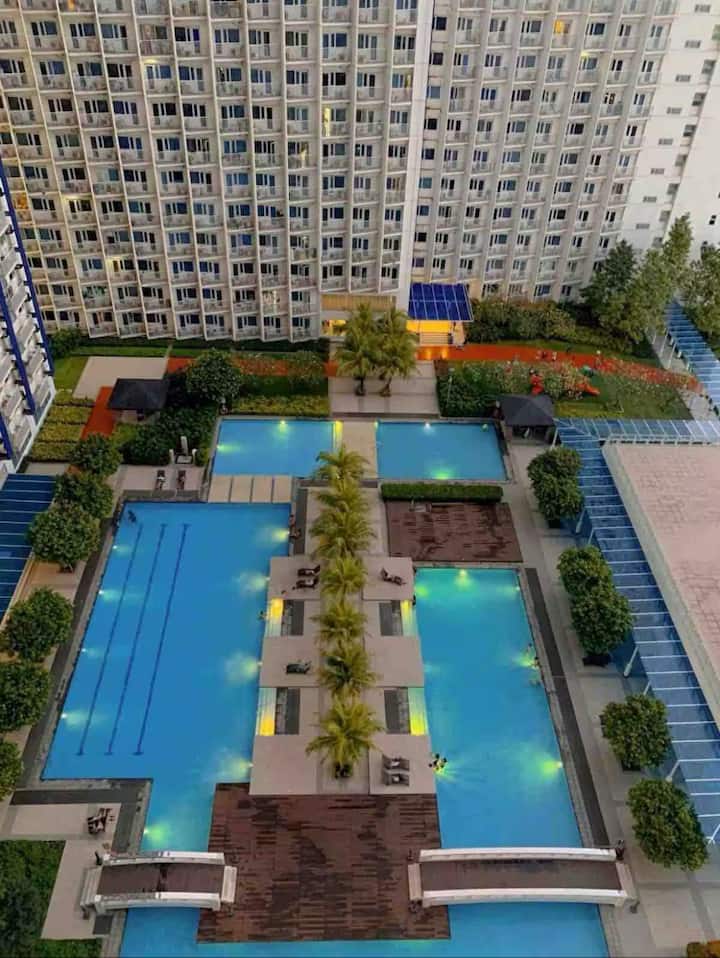Comfy 2br Makati Condo With Mall And Awesome Pools - Manila