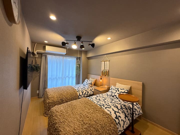 新宿站歌舞伎町繁华地区，新宿Jr站东口步行800米，地铁站300米，伊势丹商场等500米 - Shinjuku City