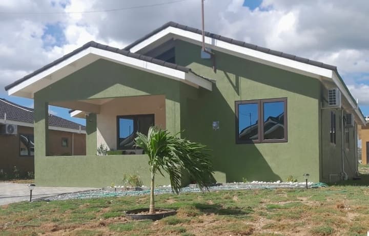 Oak Estate 2 Bed 2bath| Pool & Gym|24hrsec. - Jamaica