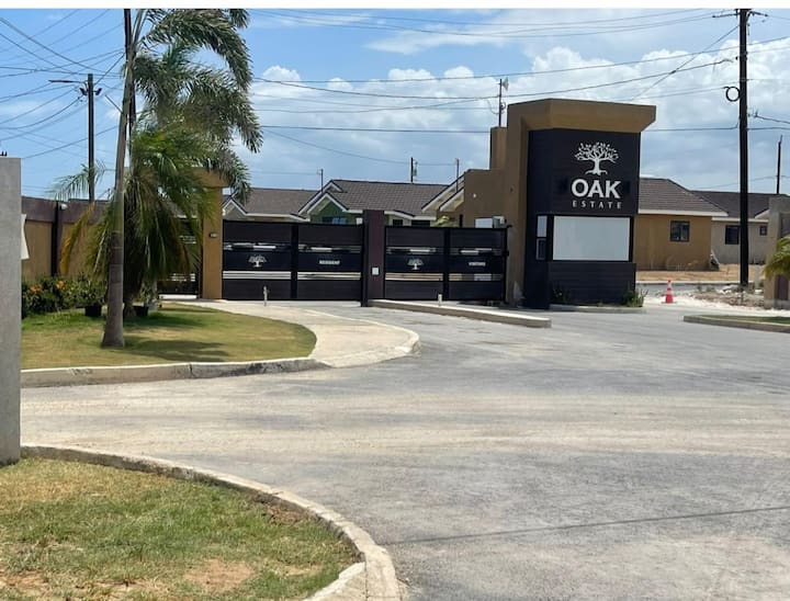 Oak Haven 2br/2ba+ Pool+carrental+24hr Sec +Gym - Jamaica