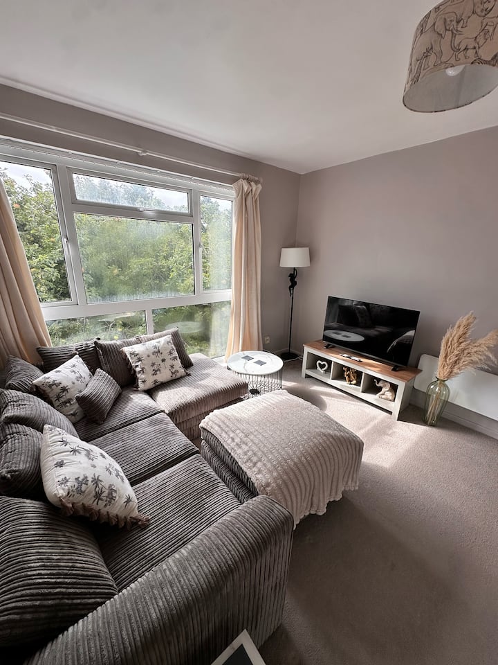 Professionals&familys Welcome. By Watford Junction - Watford