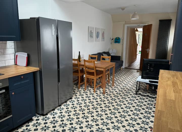 4 Bed House For 8, Close To Beach And City - Swansea, UK