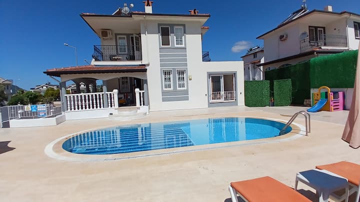 ÖZel Havuzlu Lüks Villa • 4 Yatak Odası • 4 Banyo” - Hisarönü