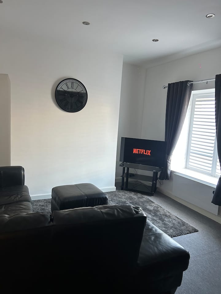 Modern, Clean Apartment - Oldham